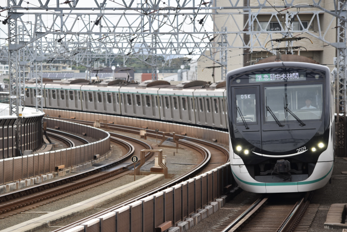 東急電鉄 東急2020系電車 2029 高津駅 (神奈川県) 鉄道フォト・写真 by 湘南特快さん | レイルラボ(RailLab)
