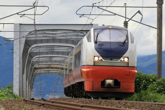JR東日本E751系電車 つがる クロハE750-1 撫牛子駅 鉄道フォト・写真 by レンタくんさん | レイルラボ(RailLab)