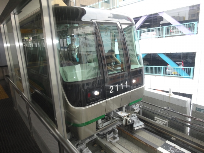 神戸新交通2000型電車 2111 貿易センター駅 鉄道フォト・写真 by 電車好き23617さん | レイルラボ(RailLab)