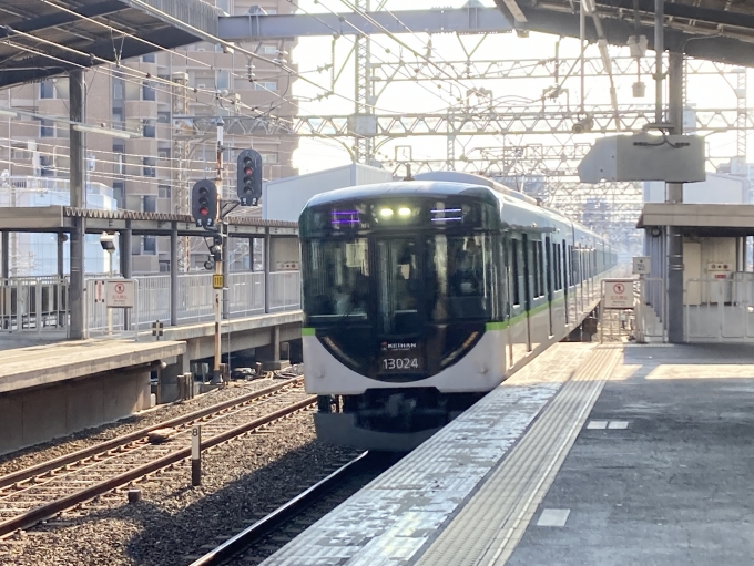 京阪電鉄 京阪13000系電車 13024 守口市駅 鉄道フォト・写真 by 電車好き23617さん | レイルラボ(RailLab)