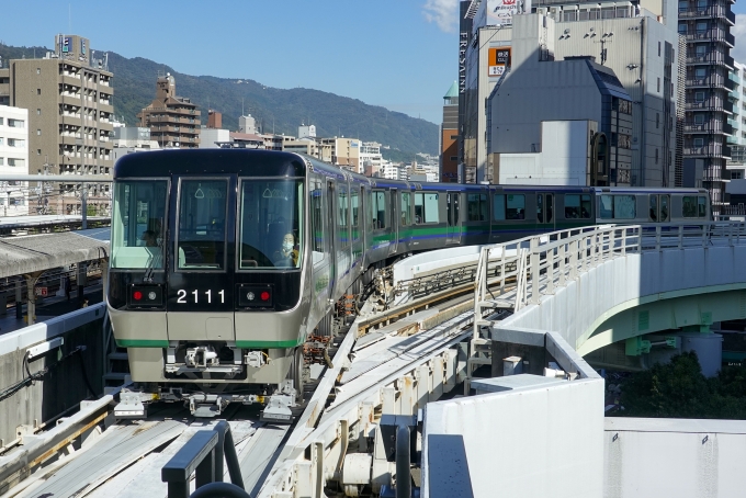 神戸新交通2000型電車 2111 三宮駅 (神戸新交通) 鉄道フォト・写真 by BBsanさん | レイルラボ(RailLab)