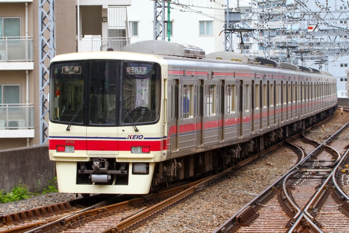京王電鉄 京王8000系電車 8702 府中駅 (東京都) 鉄道フォト・写真 by BBsanさん | レイルラボ(RailLab)