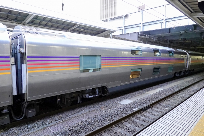 JR東日本E26系客車 スロネE26-1 仙台駅 (JR) 鉄道フォト・写真 by BBsanさん | レイルラボ(RailLab)