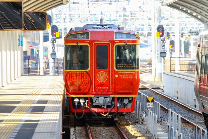 JR四国 国鉄キハ185系気動車 キロ185-1003 高松駅 (香川県) 鉄道フォト・写真 by BBsanさん | レイルラボ(RailLab)