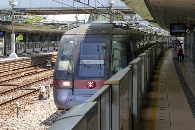 香港鉄路 ADtranz-CAF V611 欣澳站 鉄道フォト・写真 by BBsanさん | レイルラボ(RailLab)