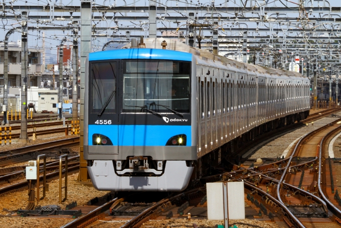 小田急電鉄 小田急4000形電車 4556 経堂駅 鉄道フォト・写真 by BBsanさん | レイルラボ(RailLab)