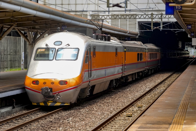 台湾鉄路管理局 E1000 E1050 新左營駅 鉄道フォト・写真 by BBsanさん | レイルラボ(RailLab)