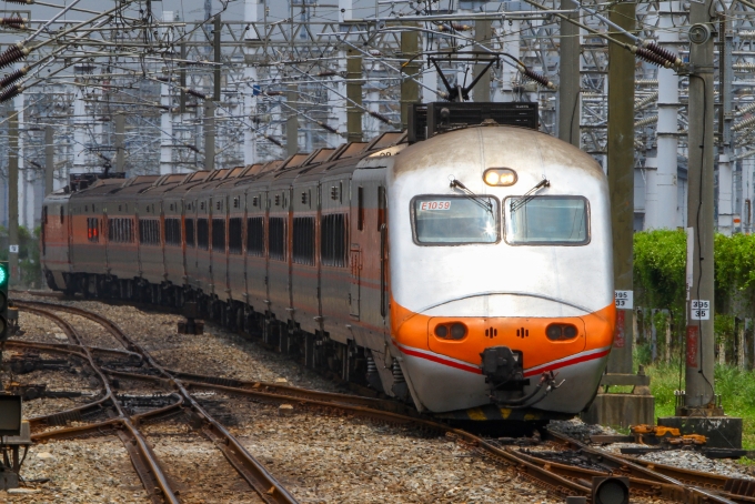 台湾鉄路管理局 E1000 E1059 新左營駅 鉄道フォト・写真 by BBsanさん | レイルラボ(RailLab)