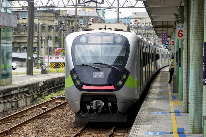 台湾鉄路管理局 EMU900型電車 ED930-2 瑞芳車站 鉄道フォト・写真 by BBsanさん | レイルラボ(RailLab)
