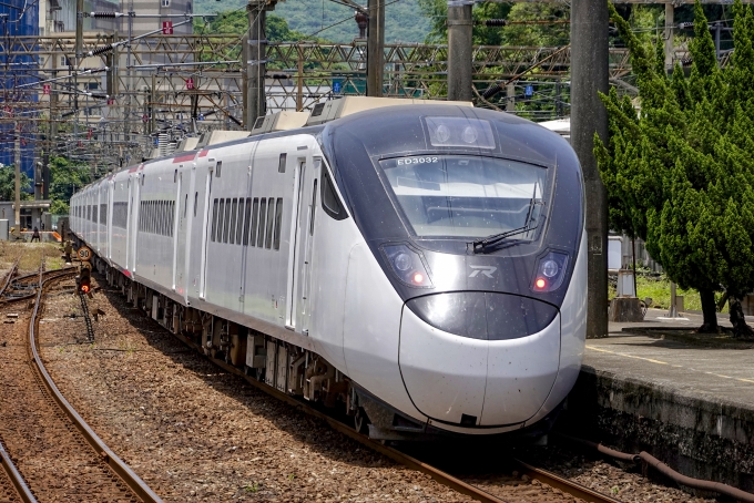 台湾鉄路管理局 EMU3000型電車 自強号 ED3032 瑞芳車站 鉄道フォト・写真 by BBsanさん | レイルラボ(RailLab)