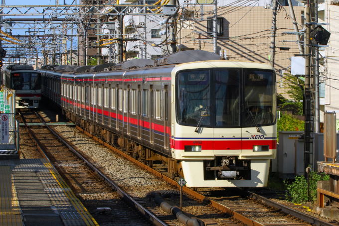 京王電鉄 京王8000系電車 8732 千歳烏山駅 鉄道フォト・写真 by BBsanさん | レイルラボ(RailLab)
