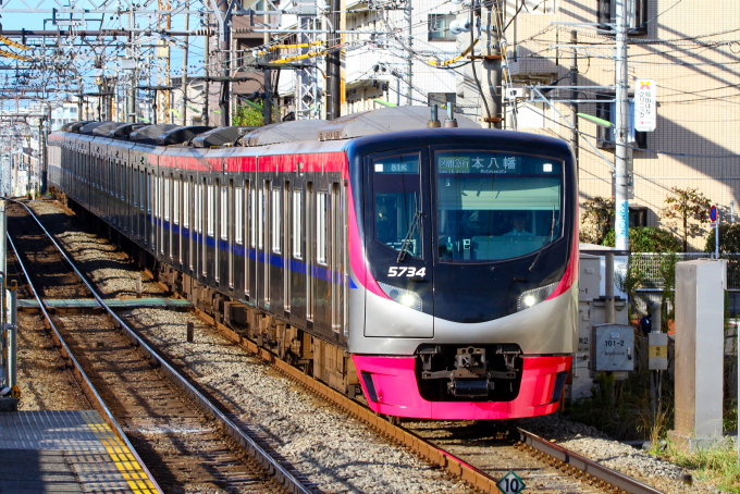 京王電鉄 京王5000系電車(2代) 5734 千歳烏山駅 鉄道フォト・写真 by BBsanさん | レイルラボ(RailLab)