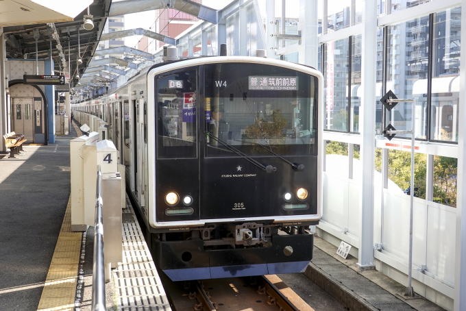 JR九州305系電車 クハ305-4 姪浜駅 (JR) 鉄道フォト・写真 by BBsanさん | レイルラボ(RailLab)