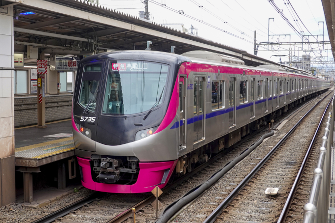 京王電鉄 京王5000系電車(2代) 5735 千歳烏山駅 鉄道フォト・写真 by BBsanさん | レイルラボ(RailLab)