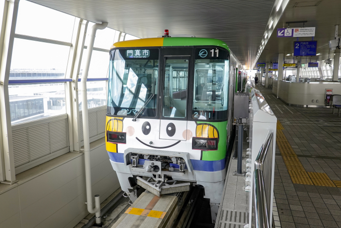 大阪モノレール 大阪高速鉄道2000系電車 2111 大阪空港駅 鉄道フォト・写真 by BBsanさん | レイルラボ(RailLab)