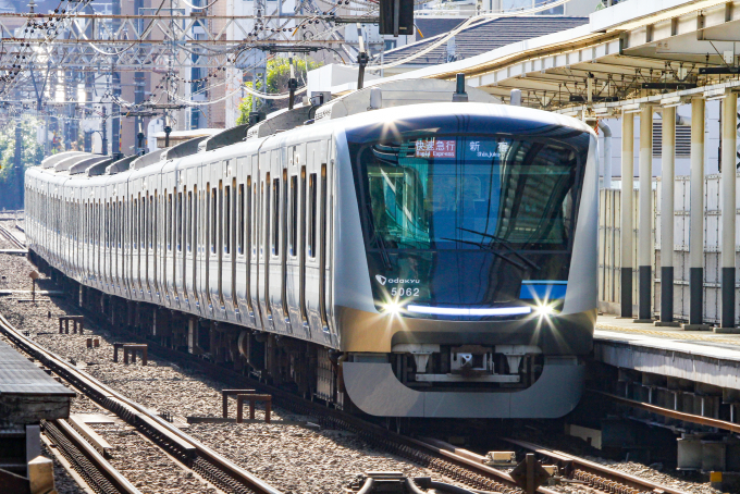 小田急電鉄 小田急5000形電車(2代) 5062 南新宿駅 鉄道フォト・写真 by BBsanさん | レイルラボ(RailLab)