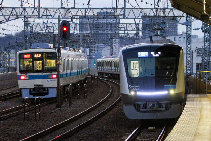 小田急電鉄 小田急5000形電車(2代) 5064 狛江駅 鉄道フォト・写真 by BBsanさん | レイルラボ(RailLab)