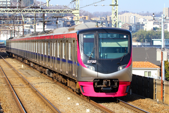 京王電鉄 京王5000系電車(2代) 京王ライナー 5732 京王よみうりランド駅 鉄道フォト・写真 by BBsanさん | レイルラボ(RailLab)