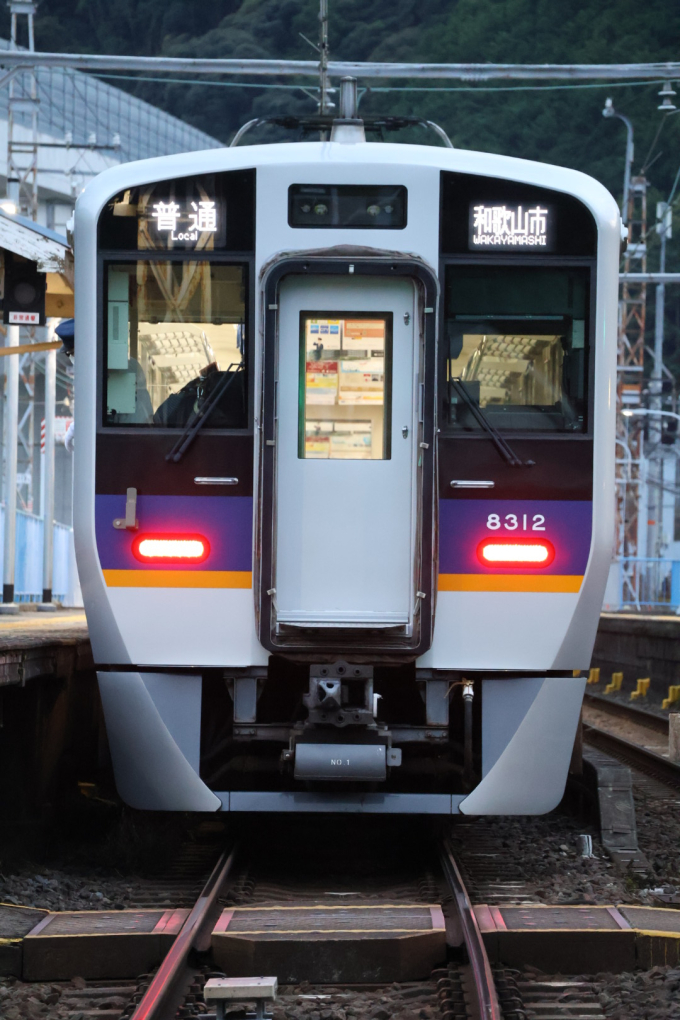 南海電鉄 南海8300系電車 8312 孝子駅 鉄道フォト・写真 by shingouki0000さん | レイルラボ(RailLab)