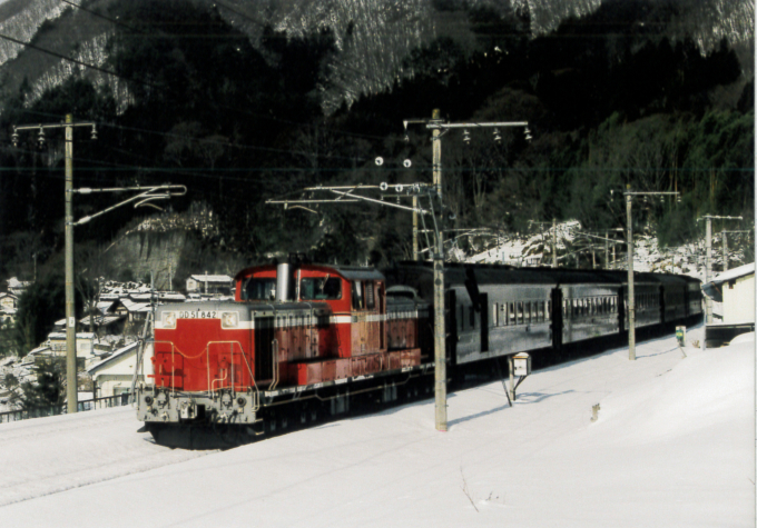 JR東日本 国鉄DD51形ディーゼル機関車 DD51 842 上牧駅 (群馬県) 鉄道フォト・写真 by 二ヶ領用水の桜さん | レイルラボ ...