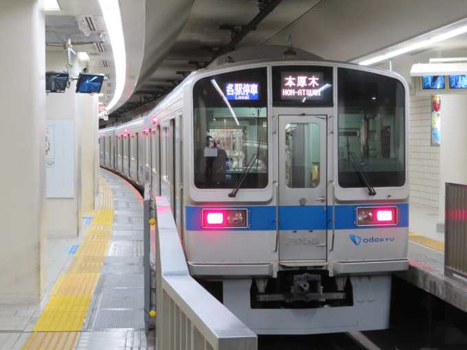 小田急電鉄 小田急2000形電車 2058 新宿駅 (小田急) 鉄道フォト・写真 by takaaqui520さん | レイルラボ(RailLab)