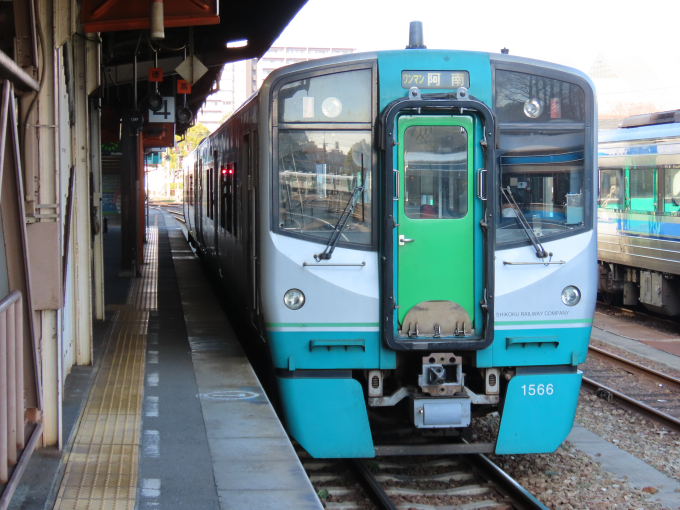 JR四国1500形気動車 1566 徳島駅 鉄道フォト・写真 by takaaqui520さん | レイルラボ(RailLab)