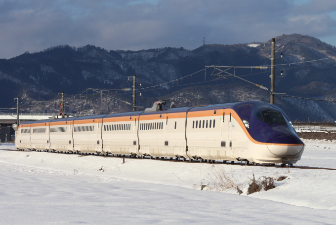 JR東日本 E8系新幹線電車 つばさ E811-8 高畠駅 鉄道フォト・写真 by スーパー金太郎さん | レイルラボ(RailLab)