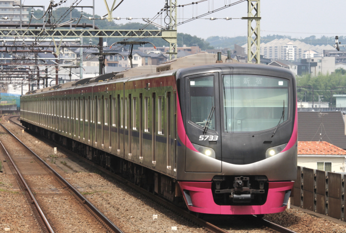 京王電鉄 京王5000系電車(2代) 京王ライナー 5733 京王よみうりランド駅 鉄道フォト・写真 by スーパー金太郎さん | レイルラボ(RailLab)
