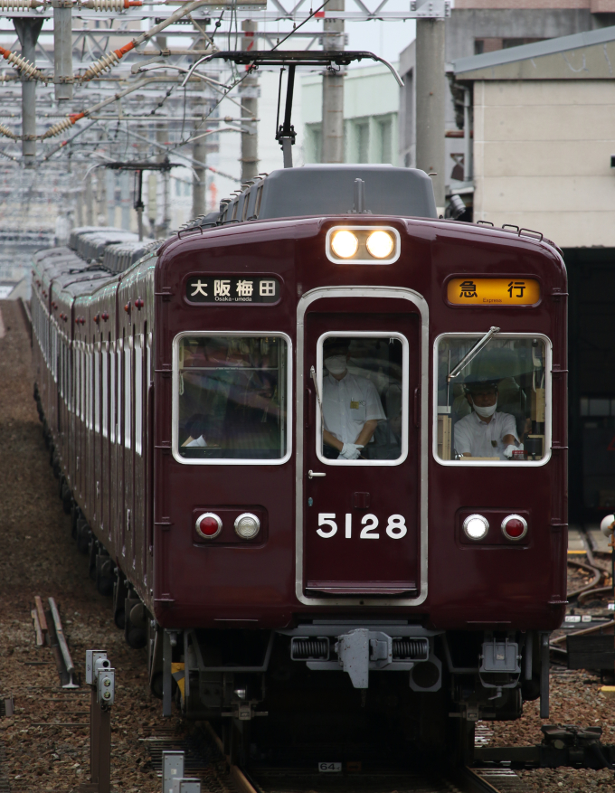 阪急電鉄 阪急5100系電車 5128 十三駅 鉄道フォト・写真 by ポールスターさん | レイルラボ(RailLab)