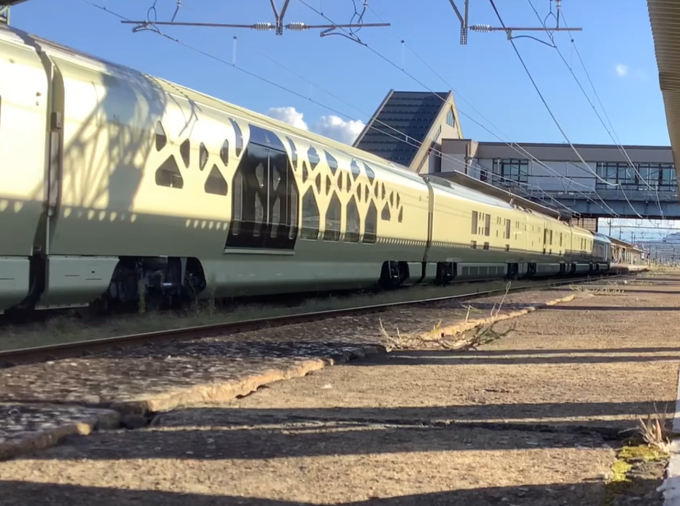 JR東日本E001系電車 TRAIN SUITE 四季島 E001-5 新津駅 鉄道フォト・写真 by 455-701さん | レイルラボ(RailLab)