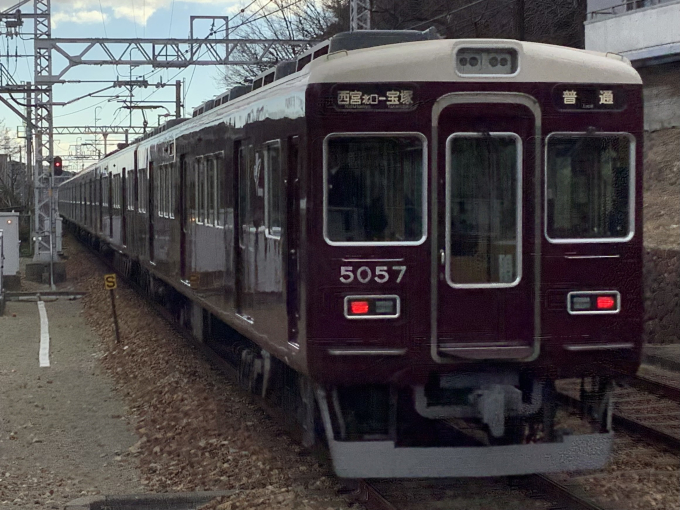 阪急電鉄 阪急5000系電車 5057 小林駅 (兵庫県) 鉄道フォト・写真 by すずらんさん | レイルラボ(RailLab)