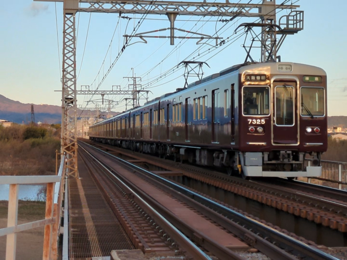 阪急電鉄 阪急7300系電車 7325 西京極駅 鉄道フォト・写真 by GTOTaisakunさん | レイルラボ(RailLab)