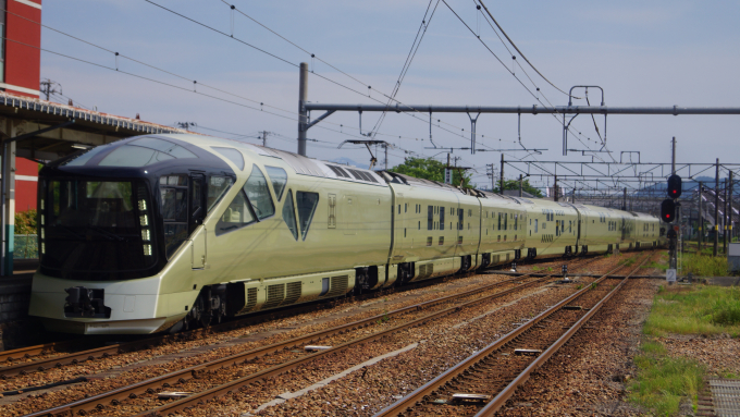 JR東日本E001系電車 TRAIN SUITE 四季島 E001-1 新津駅 鉄道フォト・写真 by ほくみちさん | レイルラボ(RailLab)