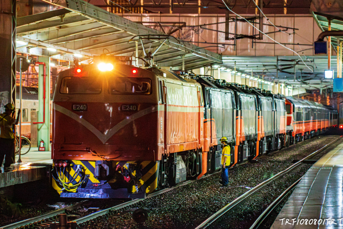 国営台湾鉄路 E200 E240 七堵 鉄道フォト・写真 by 白白さん | レイルラボ(RailLab)