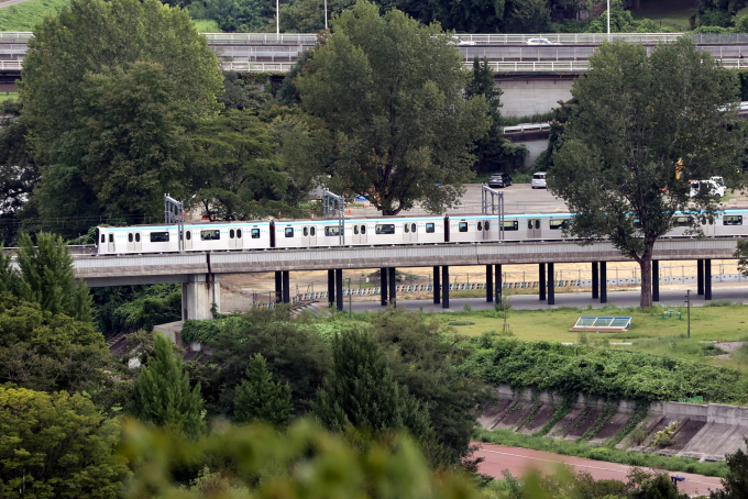 仙台市交通局2000系電車 国際センター駅 (宮城県) 鉄道フォト・写真 by norikadさん | レイルラボ(RailLab)