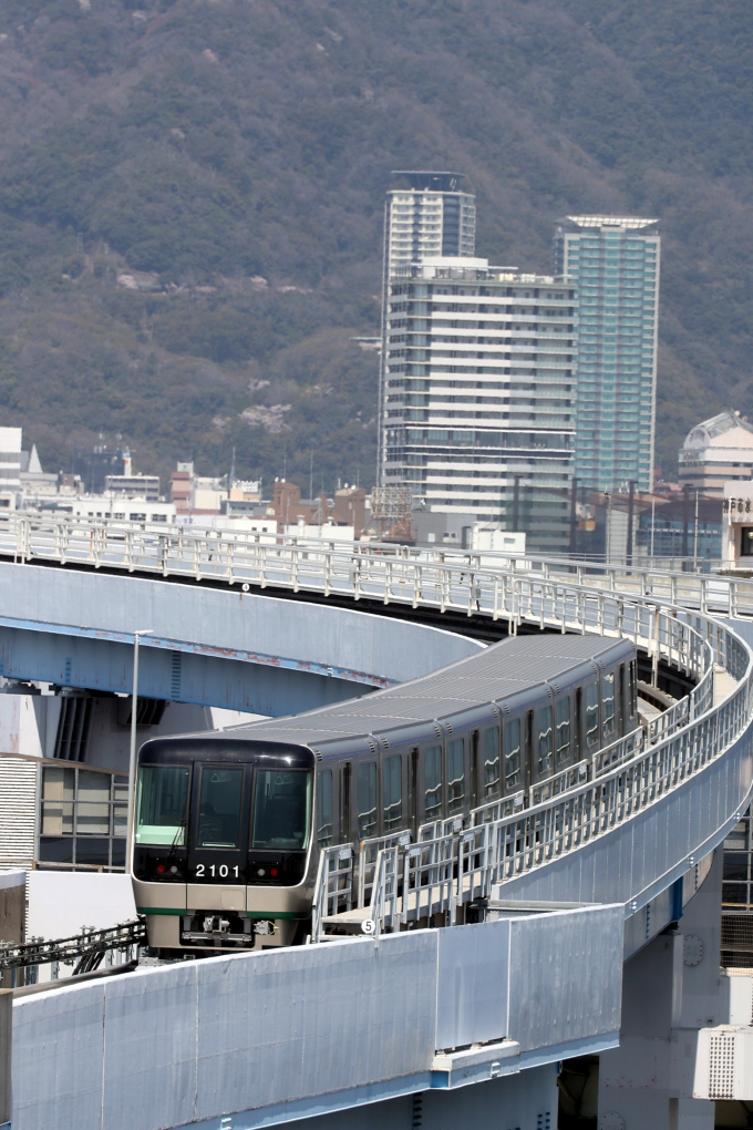 神戸新交通2000型電車 2101 中公園駅 鉄道フォト・写真 by norikadさん | レイルラボ(RailLab)