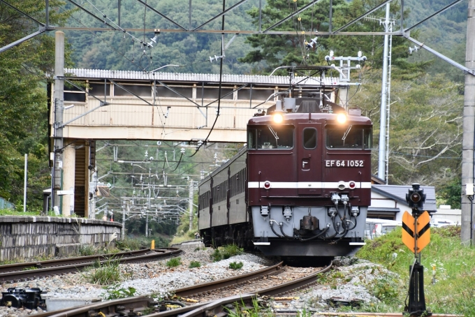 JR東日本 国鉄EF64形電気機関車 EF64-1052 冠着駅 鉄道フォト・写真 by おなだいさん | レイルラボ(RailLab)