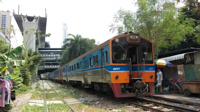 タイ国鉄NKF型気動車（川崎重工） 1237 パヤタイ駅（Phayathai） 鉄道フォト・写真 by papaさん | レイルラボ(RailLab)