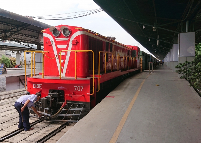 ベトナム鉄道（Vietnam Railway） D13E/YDM4/"Anh Do"(Indian) 707 サイゴン駅（Ga Sài Gòn ...