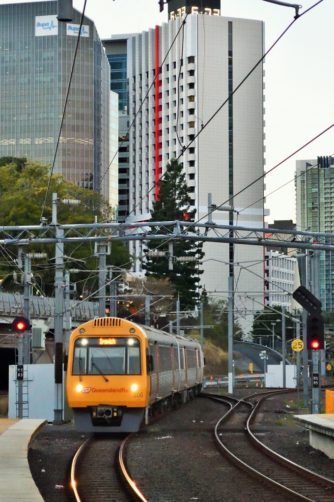 クイーンズランド鉄道(QR Limited) Suburban multiple units (SMU200) Roma Street 鉄道 ...