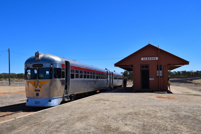 サバンナランダー（Savannahlander） Queensland Railways 2000 class rail motor サバンナ ...
