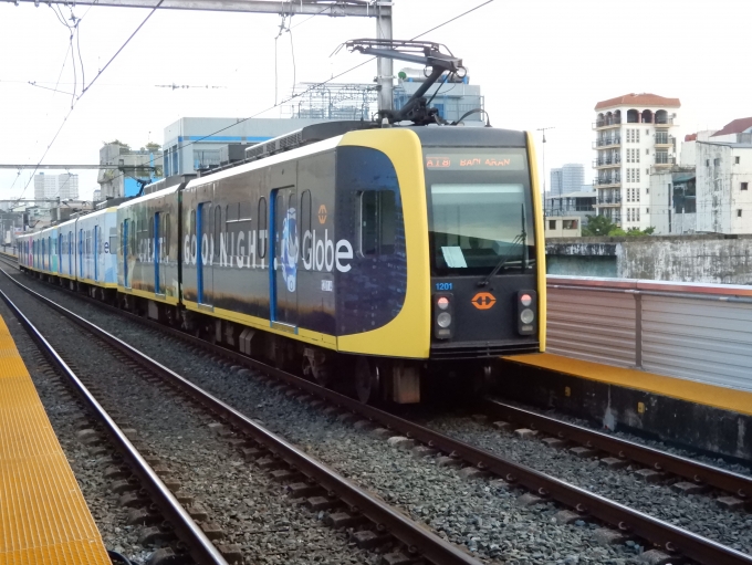 マニラ都市圏軽軌道公社(LRTA = Light RailTransit Authority) ライトレール1200形電車 1201 タユマン ...