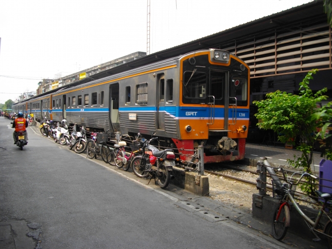 タイ国鉄NKF型気動車（日本車両） 1208 ウォンウィアン・ヤイ駅（สถานีรถไฟวงเวียนใหญ่） 鉄道フォト・写真 by ...