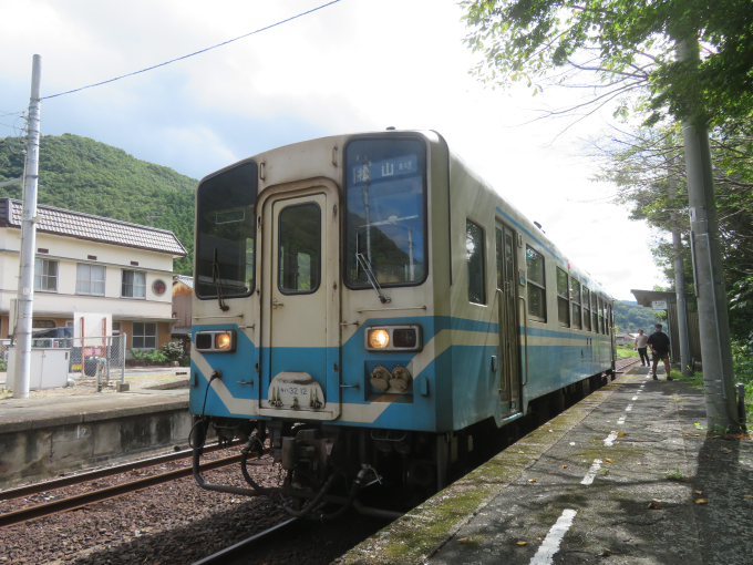 JR四国 国鉄キハ32形気動車 キハ32-12 伊予白滝駅 鉄道フォト・写真 by kinokuniさん | レイルラボ(RailLab)