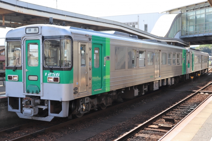 JR四国1200形気動車 1256 阿南駅 鉄道フォト・写真 by BOEING737MAX-8さん | レイルラボ(RailLab)