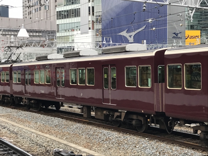 阪急電鉄 阪急7000系電車 7586 大阪梅田駅 (阪急) 鉄道フォト・写真 by Ruka *⋆̩さん | レイルラボ(RailLab)