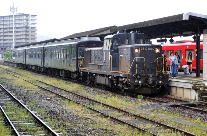 JR九州 国鉄DE10形ディーゼル機関車 ゆふいん号 DE10-1209 日田駅 鉄道フォト・写真 by ナカシマさん | レイルラボ(RailLab)