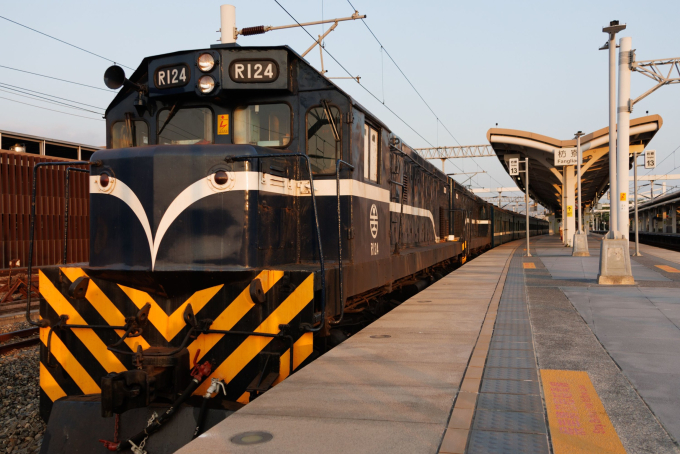 国営台湾鉄路 台湾鉄路管理局R100型ディーゼル機関車 藍皮解憂号 R124 枋寮駅 鉄道フォト・写真 by Kazoo8021さん ...