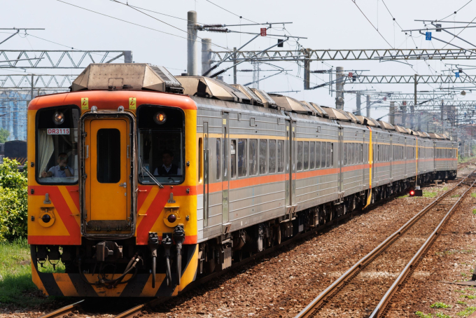 国営台湾鉄路 台湾鉄路管理局DR3100型気動車 自強号 DR3115 花蓮駅 鉄道フォト・写真 by Kazoo8021さん | レイルラボ ...