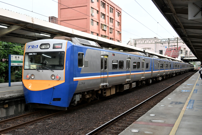 台湾鉄路管理局 EMU700型 EMC701 樹林駅 鉄道フォト・写真 by ポン太さん | レイルラボ(RailLab)
